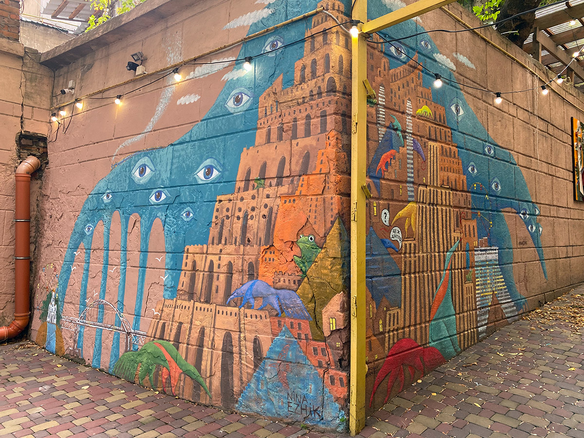 Anteaters and quotations of the greats – art alley in Dnipro city. JenyaTravels