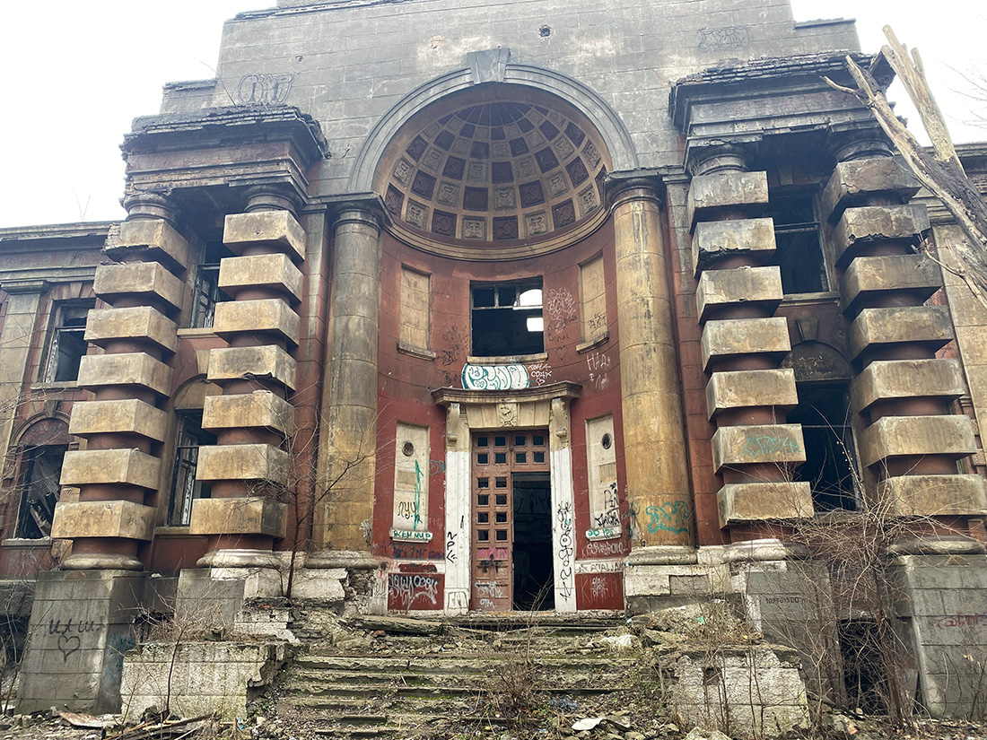 Abandoned Palace in Dnipro - JenyaTravels